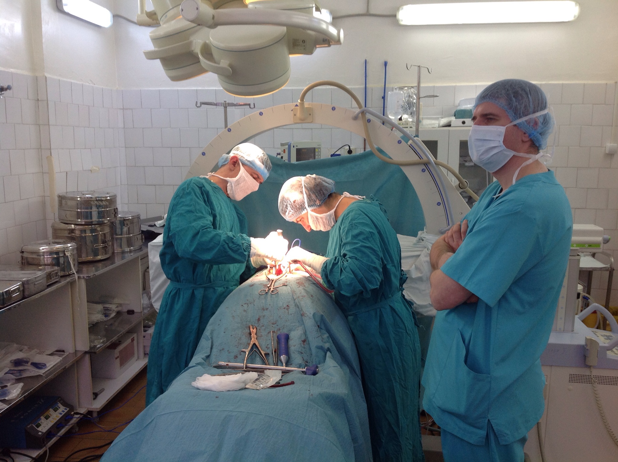 In blocul operator la o operatie de coloana impreuna cu medicii de la ...